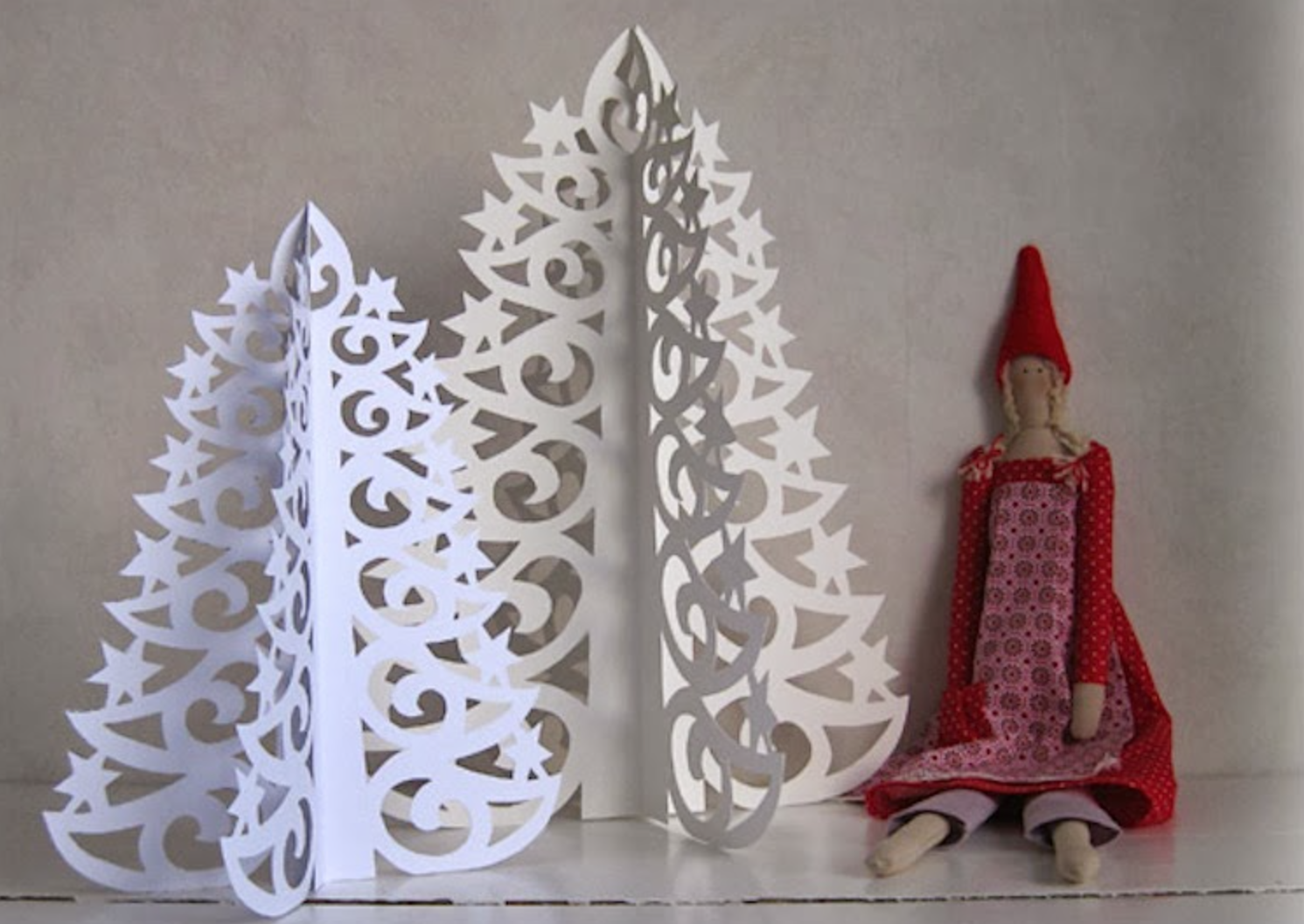 Bellissimo albero di Natale fai da te in cartoncino (ecco lo schema)